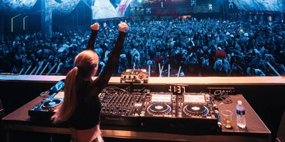 Jackie Hollander in Vegas Tickets - Best Prices & Dates | VegasNearMe